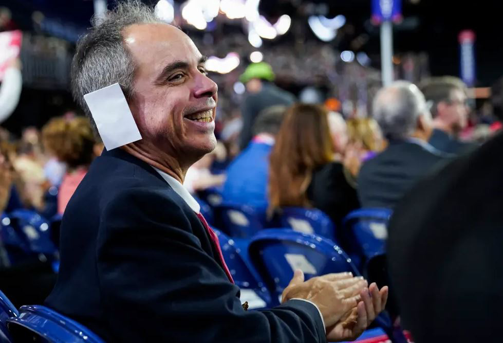 Băng tai của ông Donald Trump thành 'trend thời trang' - Tuổi Trẻ Online