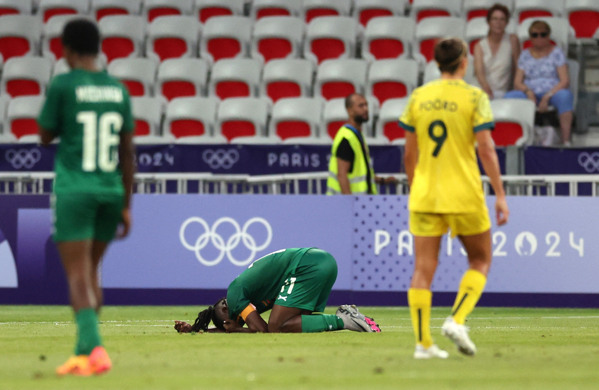 Tuyển nữ Úc và Zambia tạo ra trận đấu điên rồ tại Olympic với 11 bàn ...