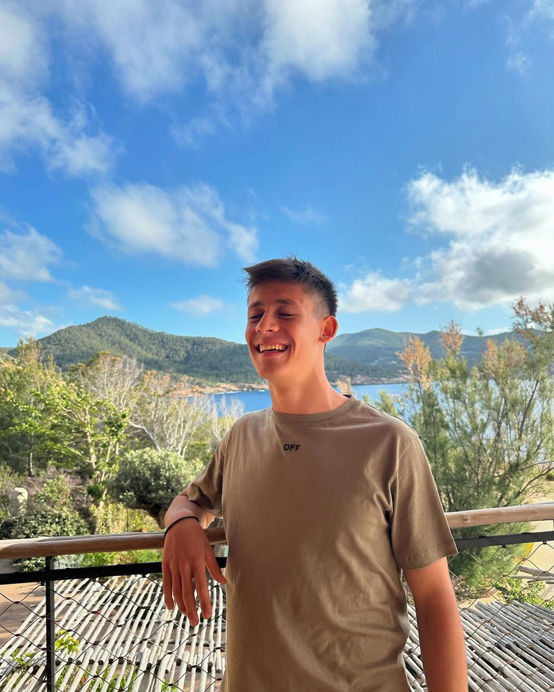 Phong cách thời trang ấn tượng của nam cầu thủ Arda Guler