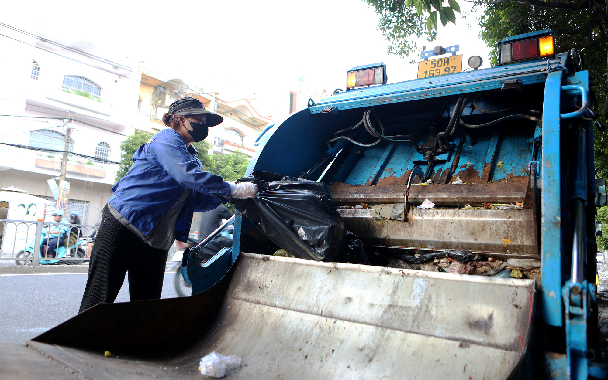 Giảm thiệt thòi cho người gom rác dân lập, được không? - Tuổi Trẻ Online