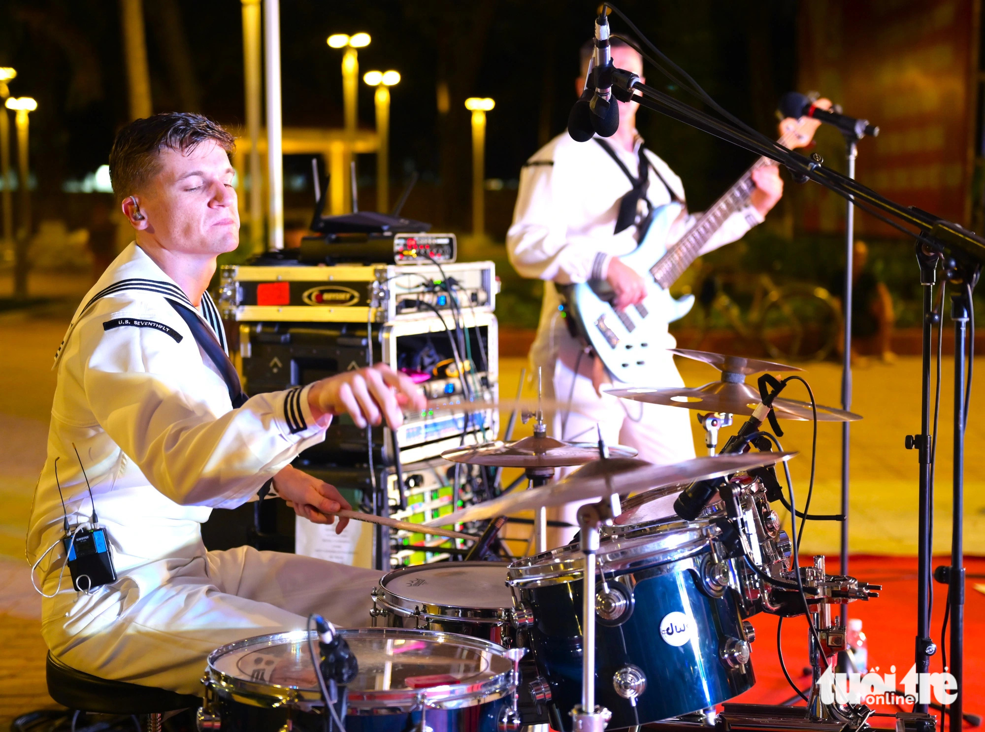 The US Navy sang 'Just chill', people and tourists in Nha Trang ...