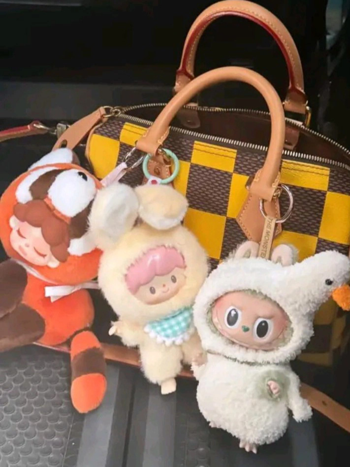 Giải mã Labubu - món đồ chơi khiến Lisa, Rosé (BLACKPINK) mê mẩn