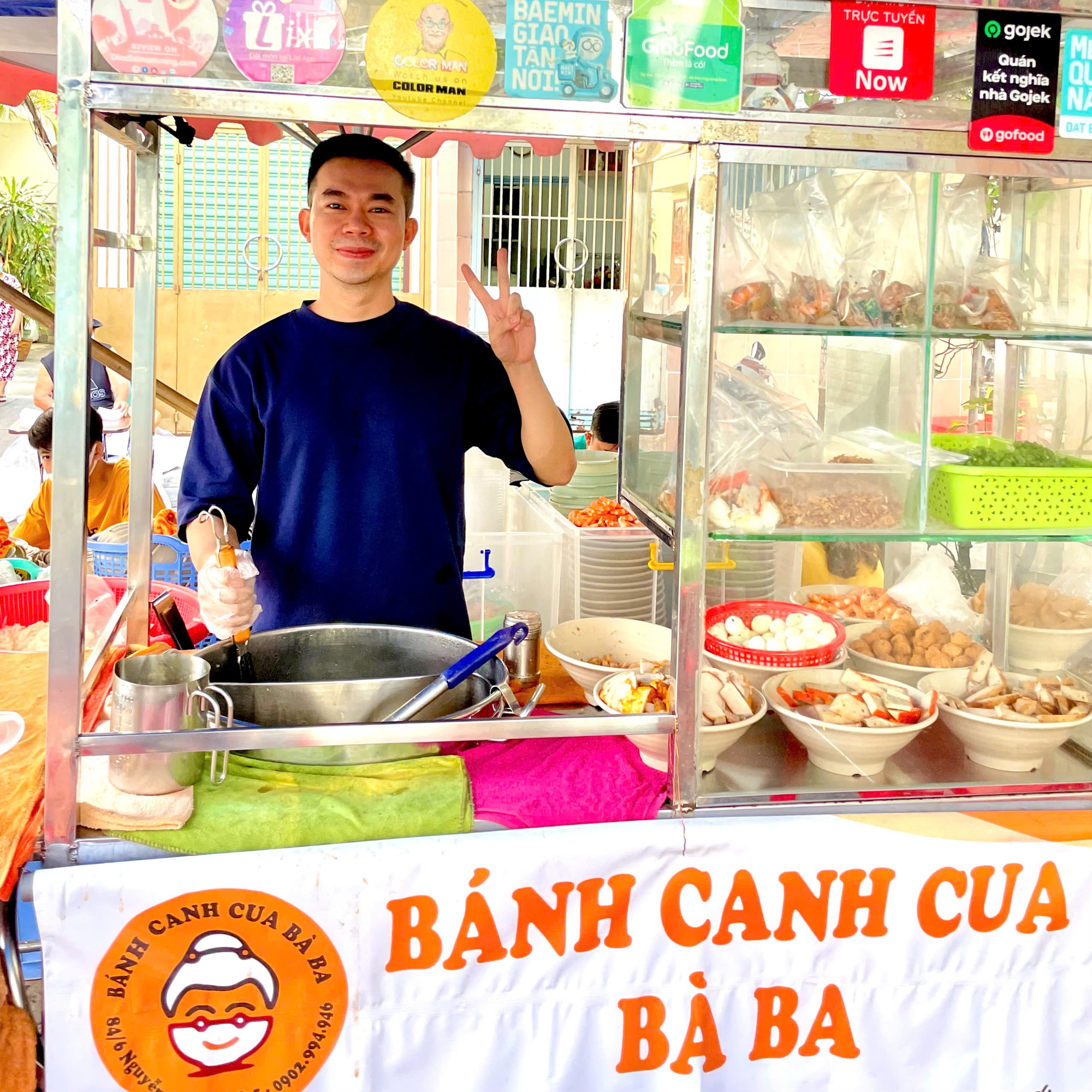 Ấm lòng chiếc áo mưa 'Bà Ba mến tặng' ở Sài Gòn - Tuổi Trẻ Online