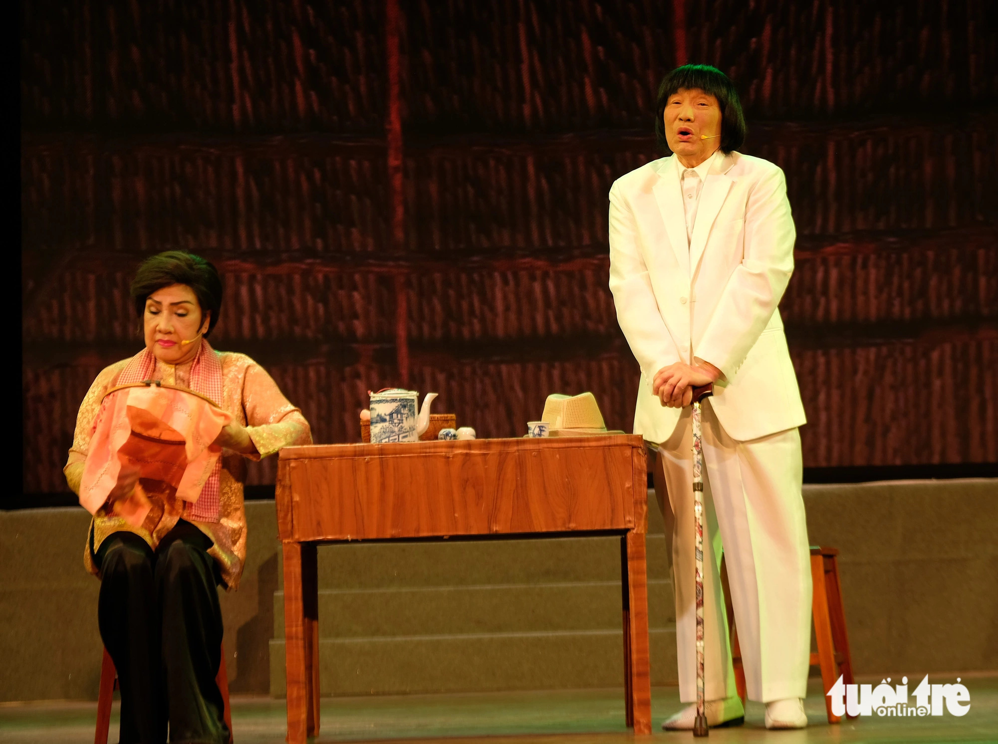 Artist Le Thuy receives the Lifetime Achievement Award at the 2024 Dao ...