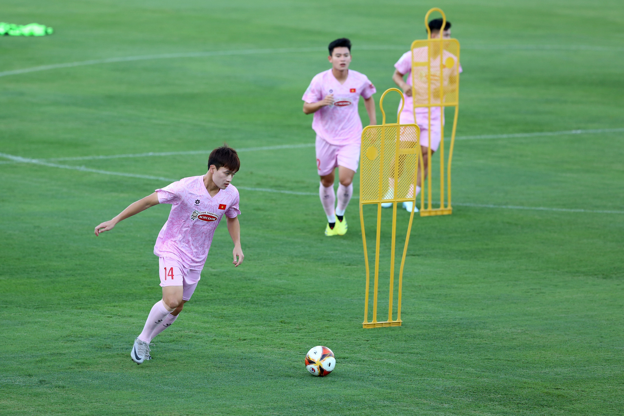 Nguyễn Hoàng Đức hy vọng có thể ghi bàn vào lưới tuyển Nga - Tuổi Trẻ ...