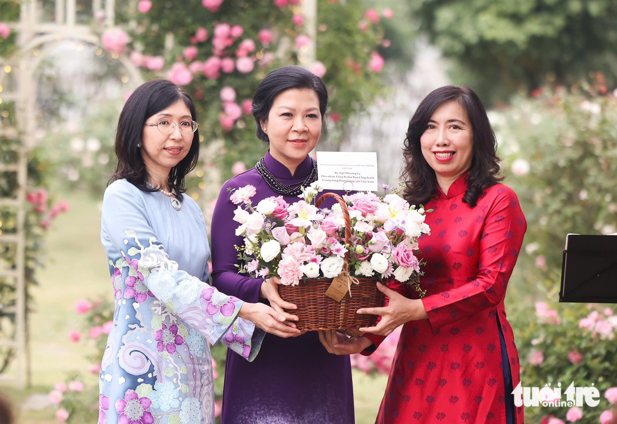 Phu nhân Ngô Phương Ly gặp mặt, nghe hòa nhạc với các nữ đại sứ ASEAN - Tuổi Trẻ Online