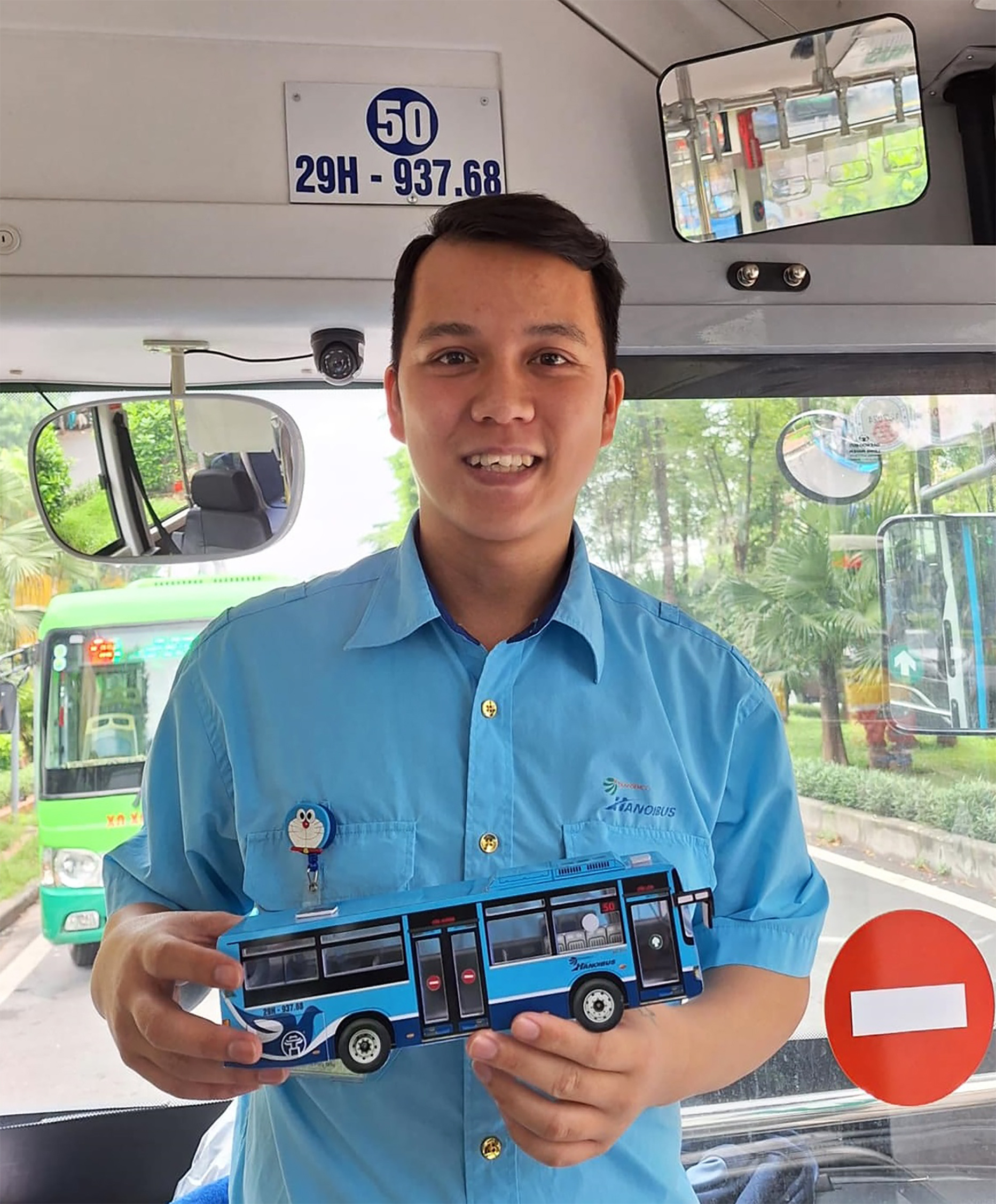 Bộ sưu tập 80 xe buýt mini không khác gì xe thật của gen Z Hà Nội