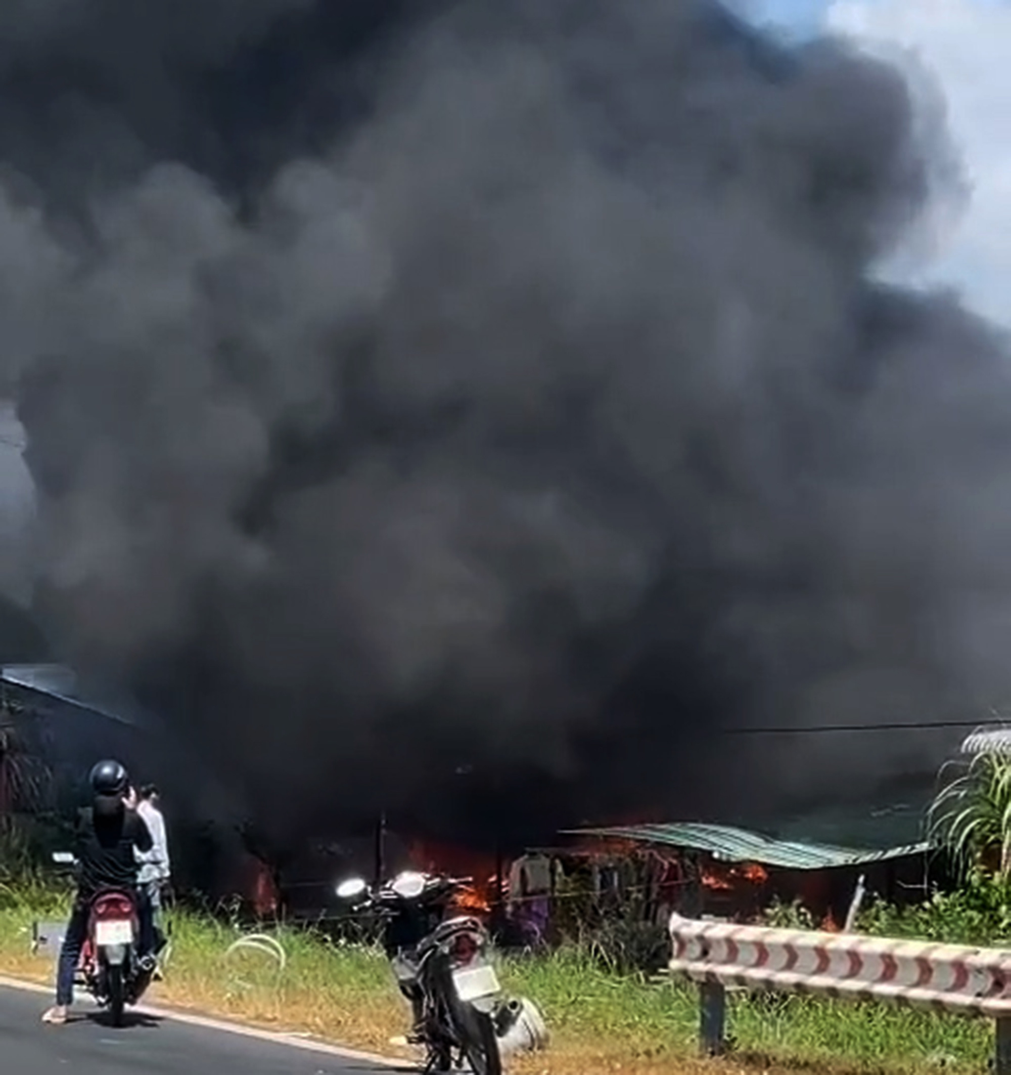 Chập điện cháy nhà, cháy rụi 300 triệu tiền mặt của vợ chồng thu mua ...