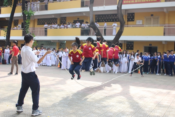 Vui nổ trời màn nhảy dây tập thể của teen Nguyễn Thượng Hiền