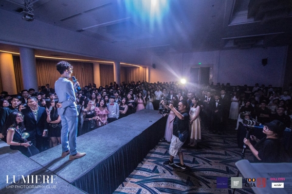 Teen THPT Nguyễn Du tỏa sáng trên thảm đỏ prom