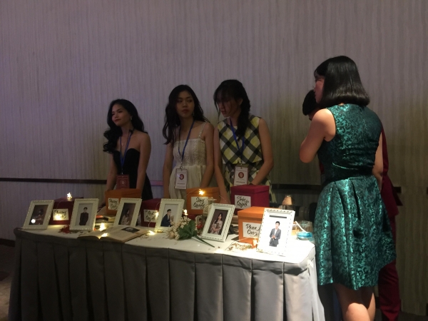 Teen THPT chuyên Trần Đại Nghĩa tự tin sải bước thảm đỏ trong đêm prom