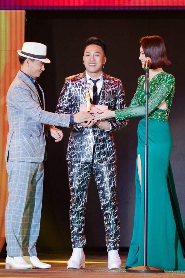 Châu Khải Phong bội thu giải thưởng nhờ Ngắm hoa lệ rơi