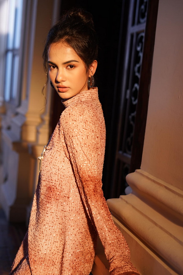 Soobin Hoàng Sơn “kết đôi” cùng bông hồng lai Emma Lê khiến fan bất ngờ