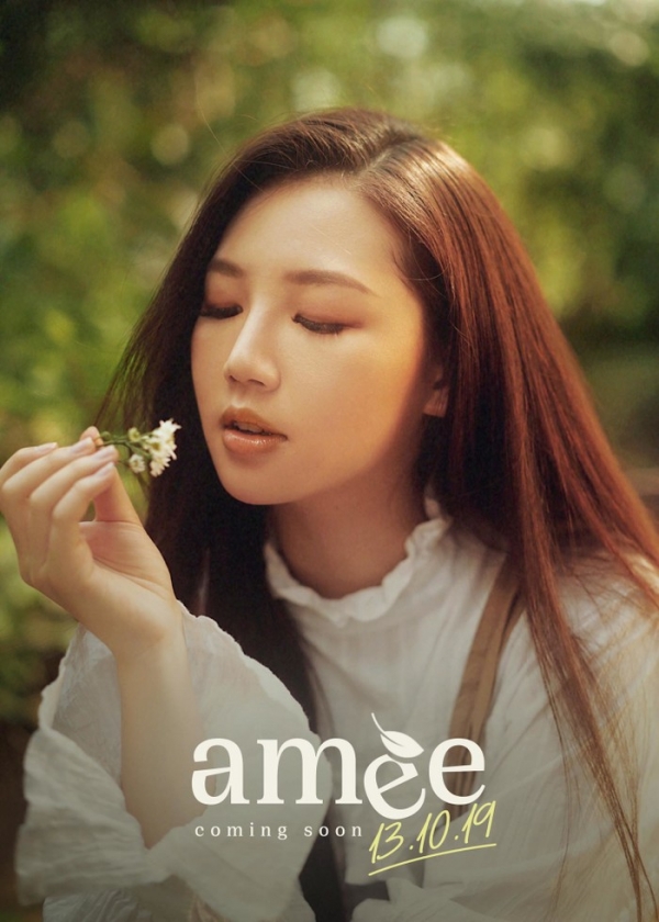 Amee tung poster comeback đẹp như mơ nhưng điều khán giả chú ý lại là ...