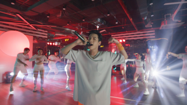 Kết hợp cùng Phương Mỹ Chi, Erik “bắn rap” khiến sân khấu The Heroes ...