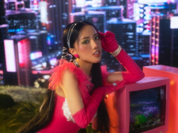 ‘Căn gác mùa hè’ - ngã rẽ bất ngờ trong âm nhạc của Phùng Khánh Linh