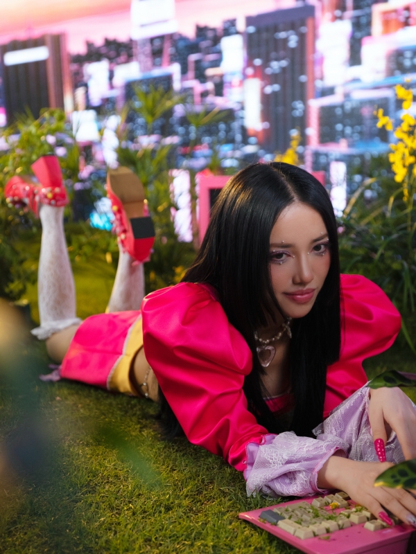 ‘Căn gác mùa hè’ - ngã rẽ bất ngờ trong âm nhạc của Phùng Khánh Linh