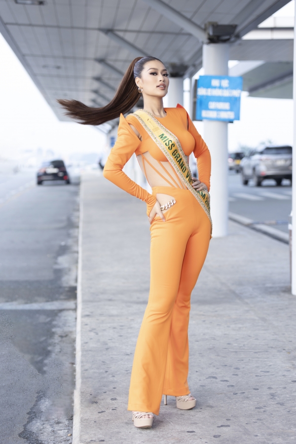 Thiên Ân xúc động khi được ba ruột ra sân bay cổ vũ đi thi quốc tế