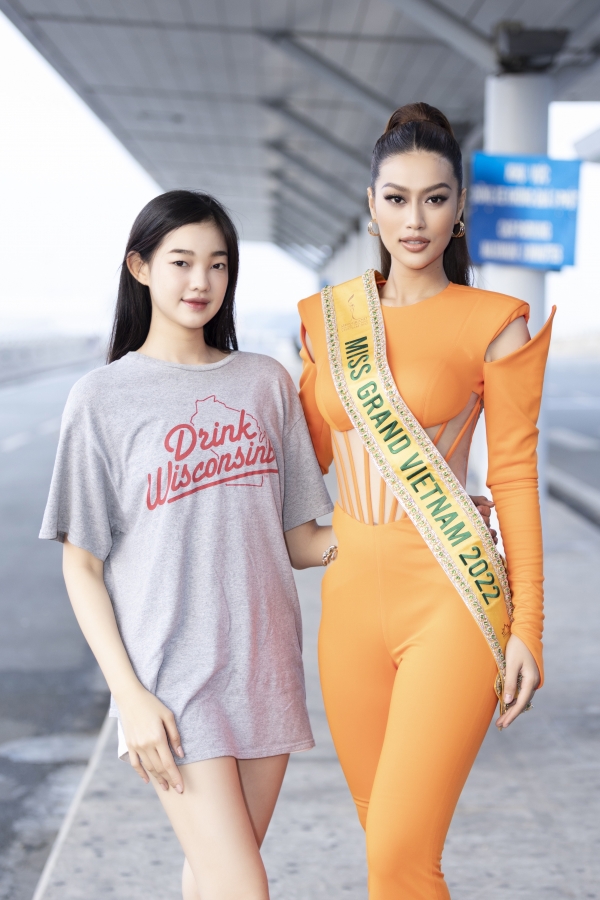 Thiên Ân xúc động khi được ba ruột ra sân bay cổ vũ đi thi quốc tế