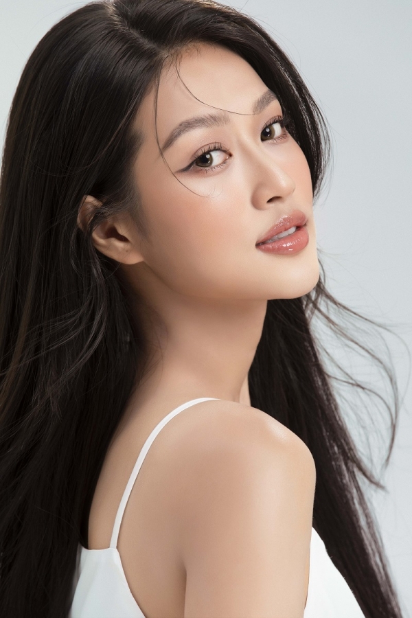 Tạm gác hình ảnh cá tính, Đoàn Thiên Ân khoe nét đẹp trong veo