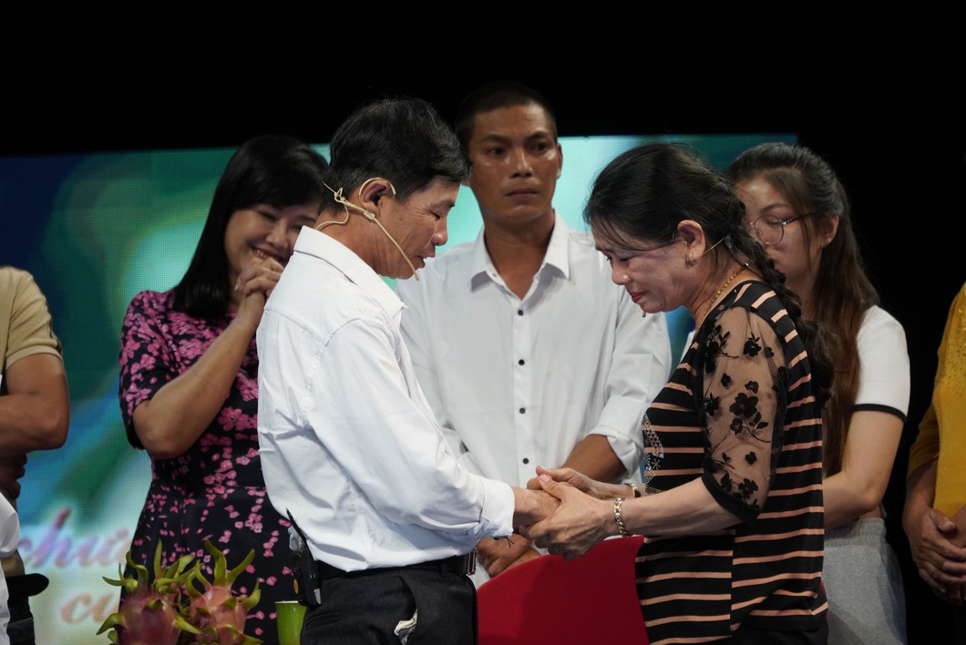 Như chưa hề có cuộc chia ly: Nước mắt thì mặn hơn cả muối cũng nên ...