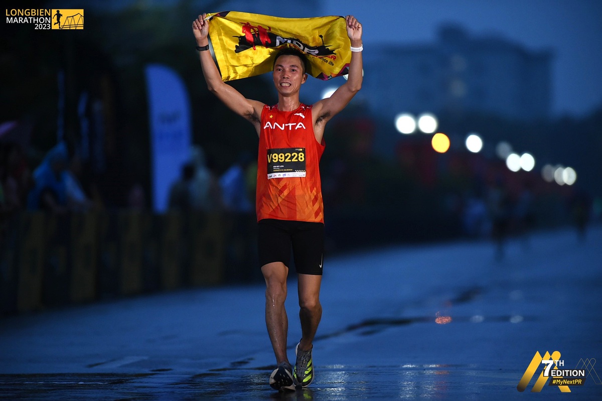 Kỹ sư IT chạy hơn 8.000km trong 365 ngày - Tuổi Trẻ Online