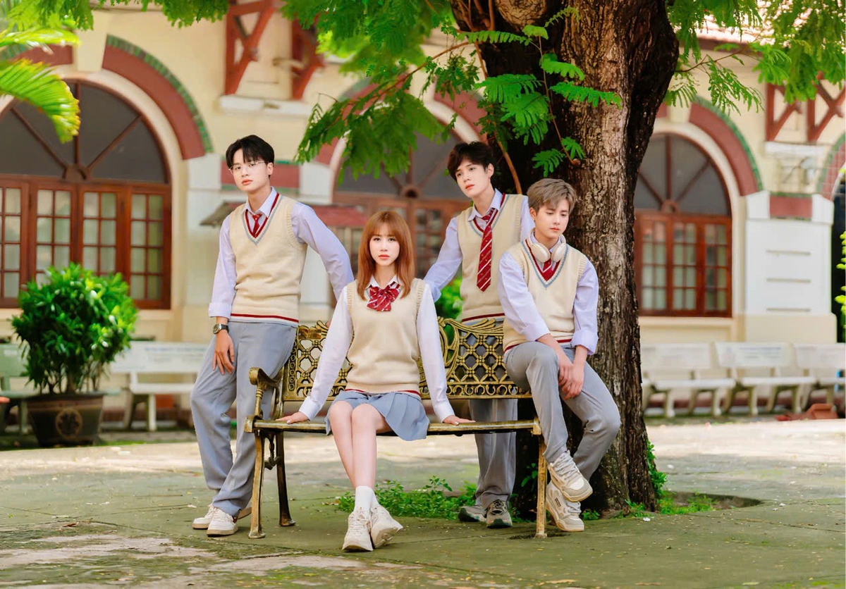 Chủ nhân hit 'Em lại nhớ anh rồi' - Tuệ Phương bắt tay em trai Quang ...