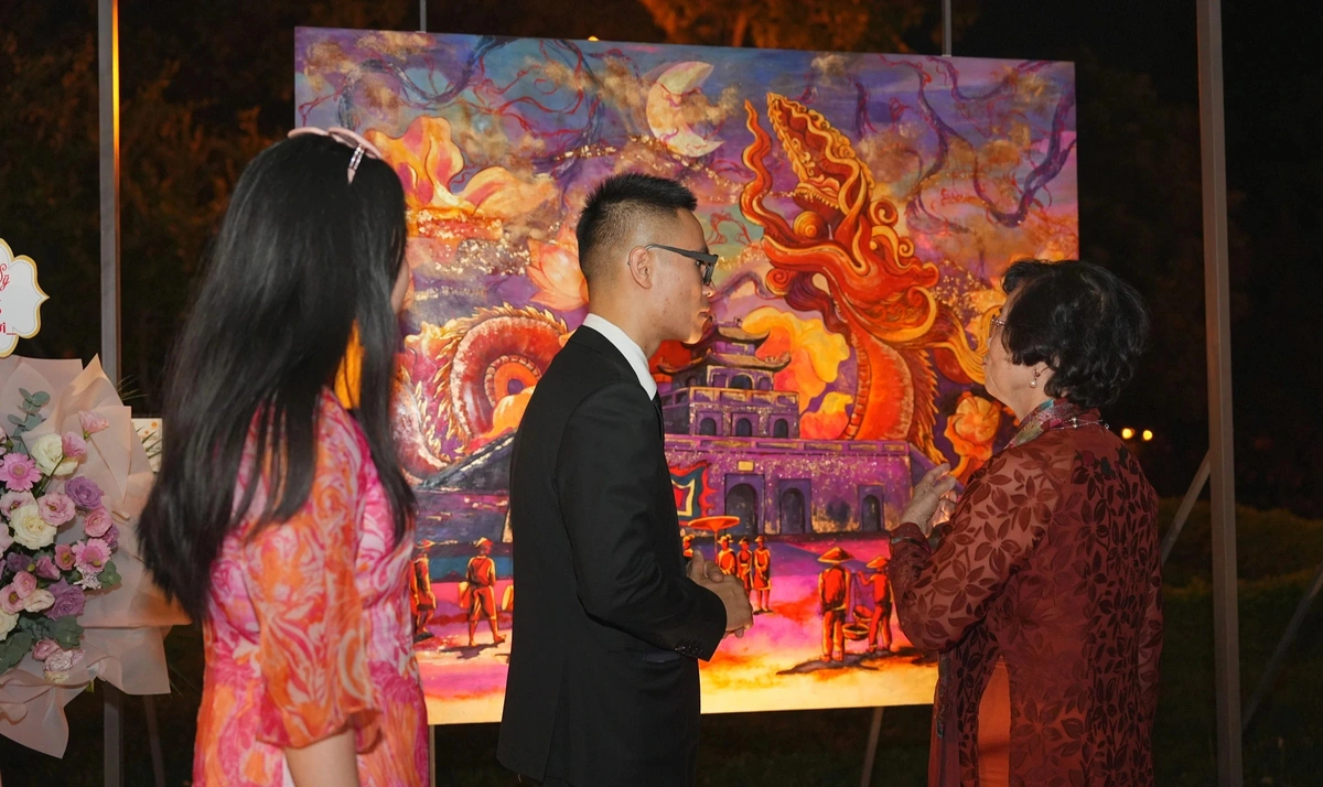 Vào vườn đẹp ngắm tranh sơn mài màu lạ của Chu Nhật Quang - Tuổi Trẻ Online