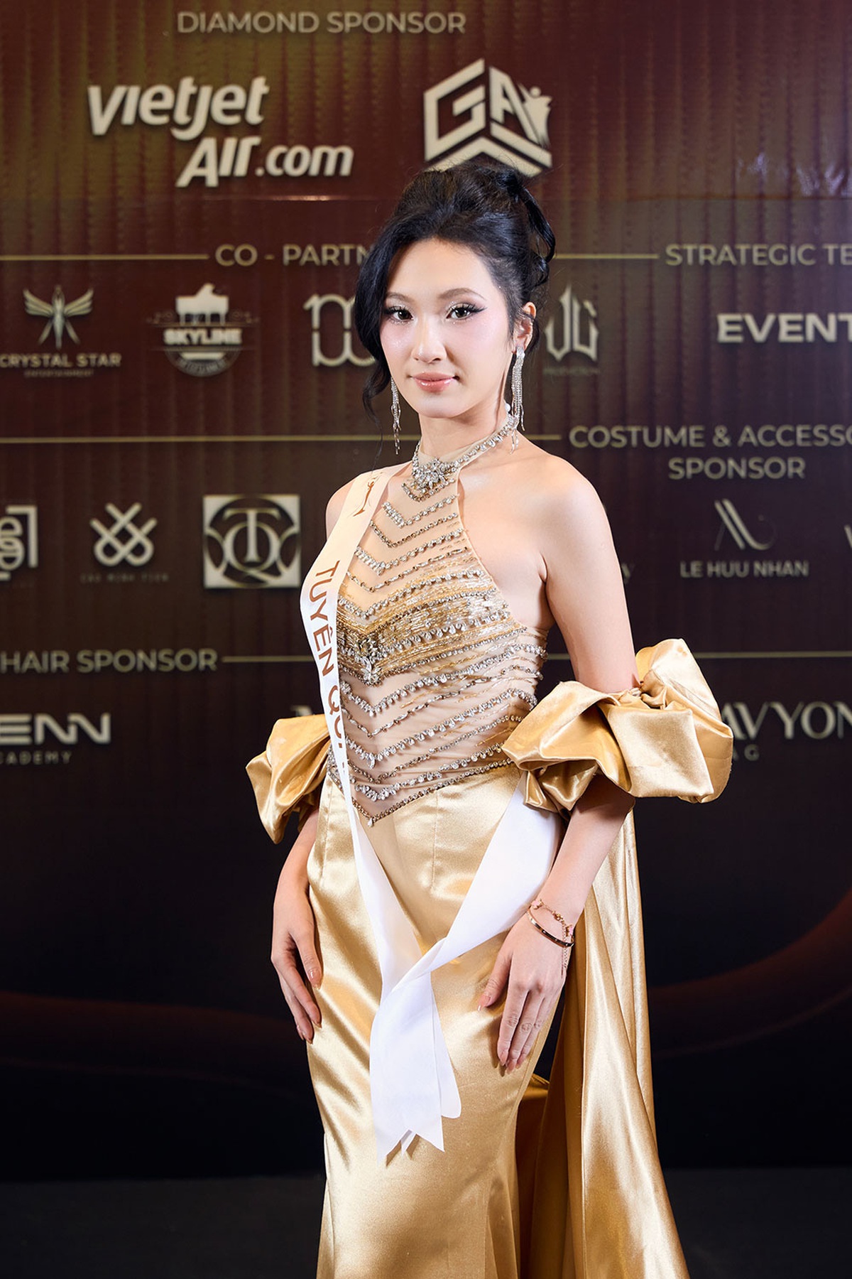 Mai Ngô rạng rỡ trao sash cho thí sinh Hoa hậu Văn hóa hữu nghị quốc tế ...