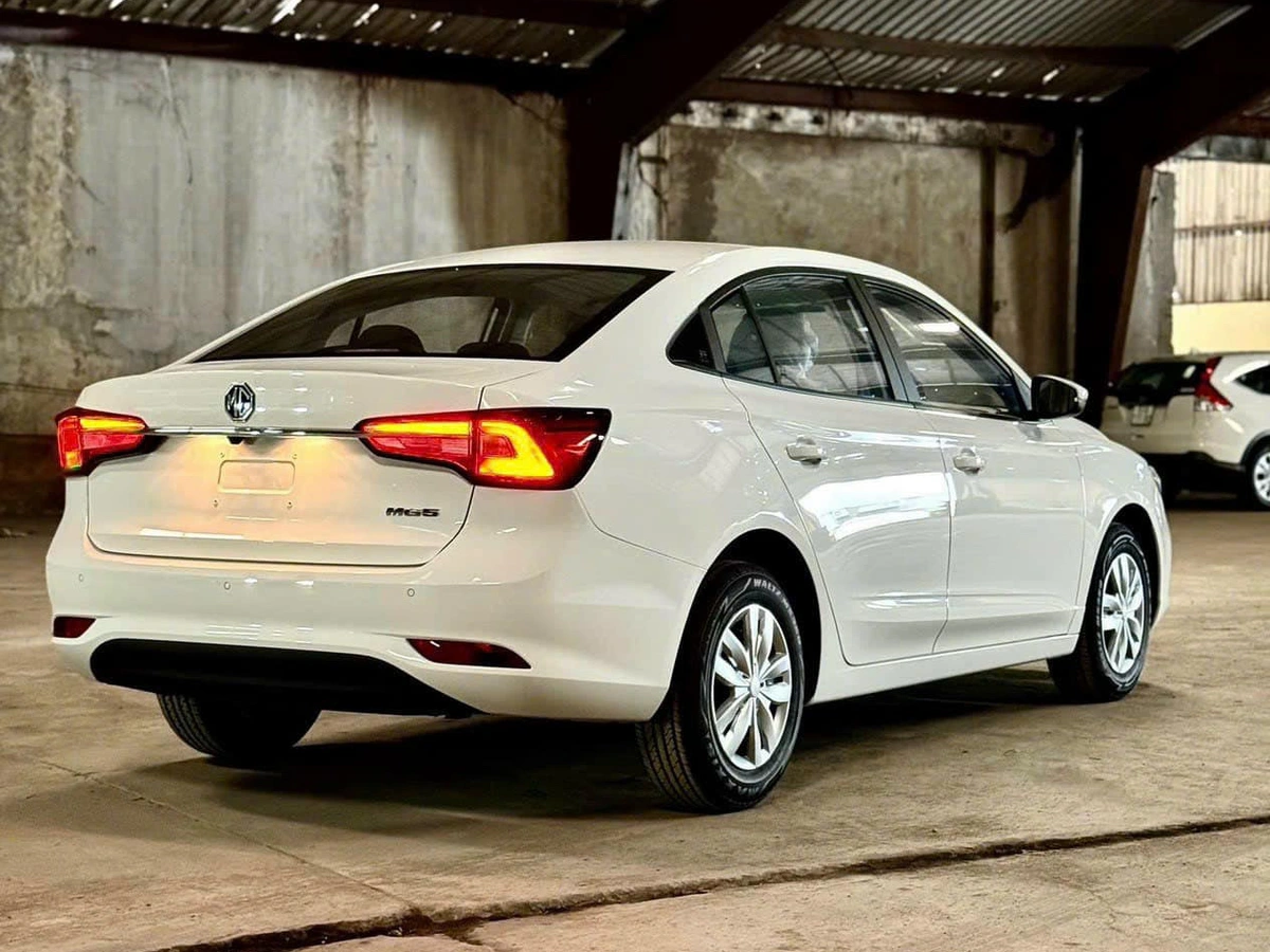 Tin tức giá xe: Xe hạng C rẻ nhất Việt Nam nay càng rẻ, giá MG5 MT nay thấp hơn cả Hyundai i10 ...