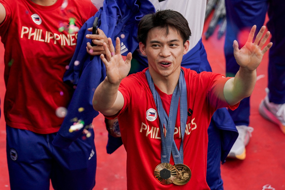 Hàng ngàn người Philippines đổ ra đường đón người hùng Olympic Carlos ...