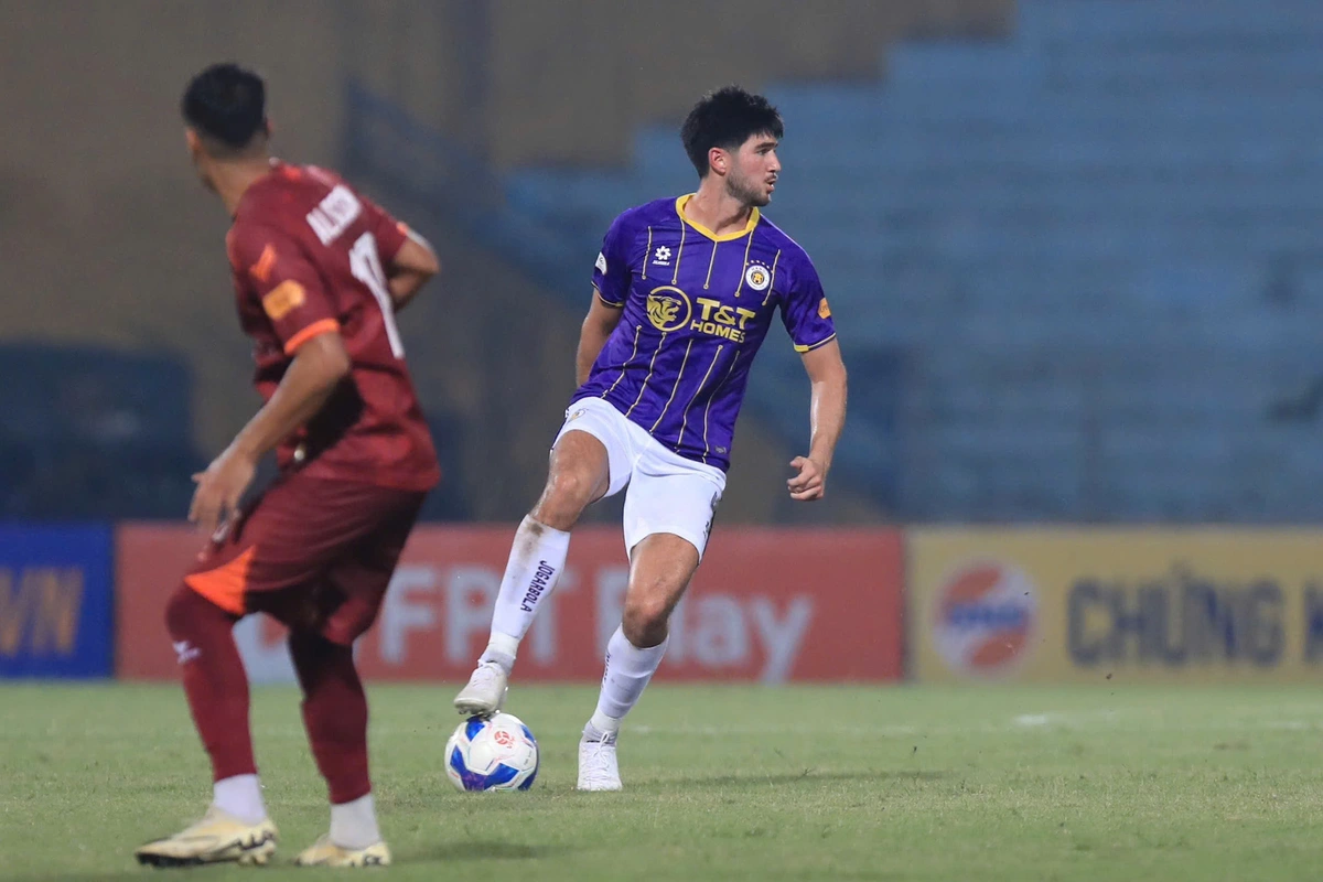 HLV CLB Bình Định không hiểu VAR để làm gì trên sân Hàng Đẫy - Tuổi Trẻ ...