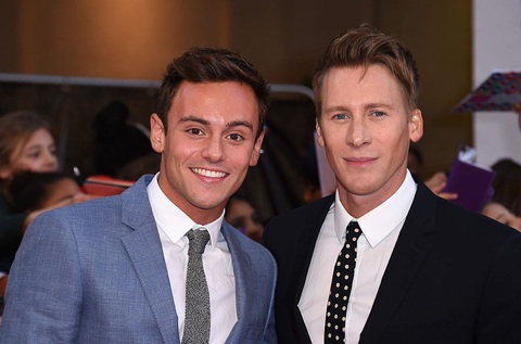‘Mỹ nam nhảy cầu’ Tom Daley gây sốt khi khoe biệt tài đan móc len ...