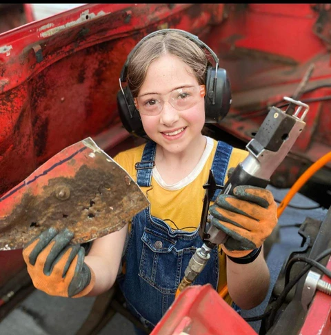 Cô bé 14 tuổi tự làm Porsche 914 điện bằng tiền bán rau gây sốt tại ...