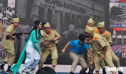 Nguyên Phó chủ tịch nước Trương Mỹ Hoa về trường cũ kể chuyện vừa học vừa làm cách mạng - Tuổi ...