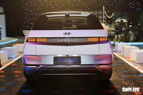 Hyundai Ioniq 5 ra mắt Việt Nam: Xe điện cạnh tranh Kia EV6, đi 450km trong 1 lần sạc - Tuổi Trẻ ...