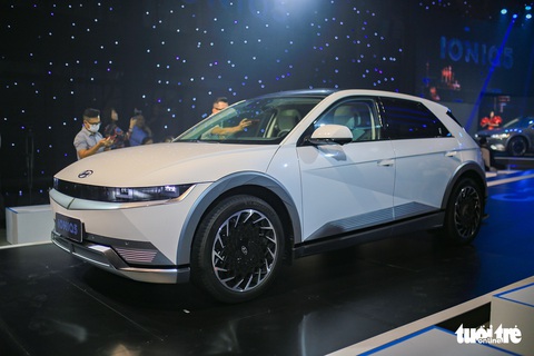 Hyundai Ioniq 5 ra mắt Việt Nam: Xe điện cạnh tranh Kia EV6, đi 450km trong 1 lần sạc - Tuổi Trẻ ...