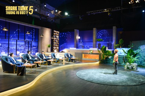 Shark Tank 5 tập 1: Shark Hùng Anh ‘chiến’ Shark Hưng với màn rút thẻ ...