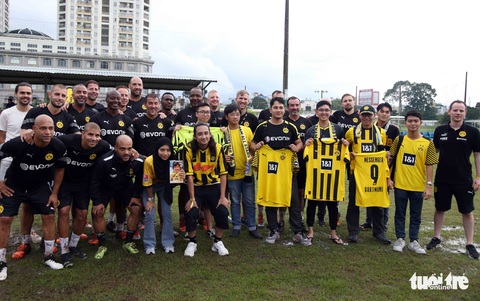 Mưa lớn ngăn đội huyền thoại CLB Dortmund tập luyện trước khi đối đầu ...