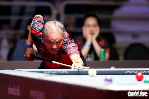 Huyền thoại Efren Reyes thua ở trận biểu diễn tại Hanoi Open Pool ...