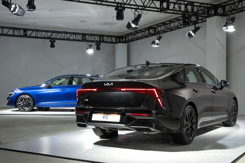 Ảnh thực tế Kia K5 2024 vừa ra mắt: Sedan Hàn đấu Toyota Camry - Tuổi Trẻ Online