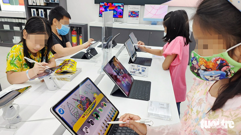 Trẻ em Việt dùng Internet quá mức, cha mẹ phải làm sao? - Tuổi Trẻ Online