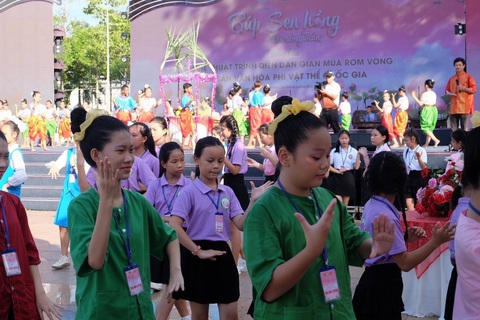 2.000 thiếu nhi đồng diễn điệu múa Rom Vong của người Khmer - Tuổi Trẻ ...