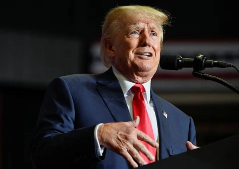 Vì giữ tài liệu mật, ông Trump có thể lãnh án 100 năm tù - Tuổi Trẻ Online