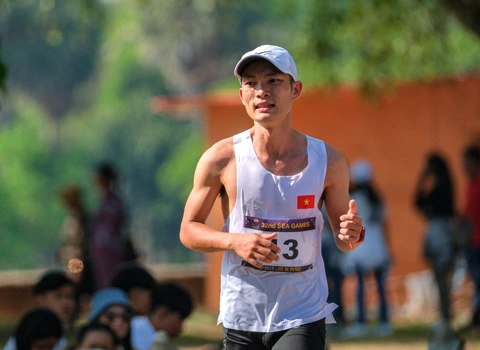 Hoàng Nguyên Thanh phá kỷ lục marathon quốc gia tồn tại suốt 21 năm - Tuổi Trẻ Online