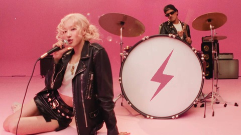 Jung Hae In kêu gọi khán giả xem video 'chế' ca khúc APT. - Tuổi Trẻ Online