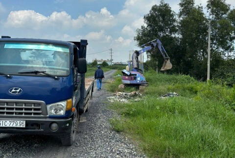 Huy động xe cuốc, xe tải dọn 'bãi rác công cộng' ven đường ở quận 12 ...