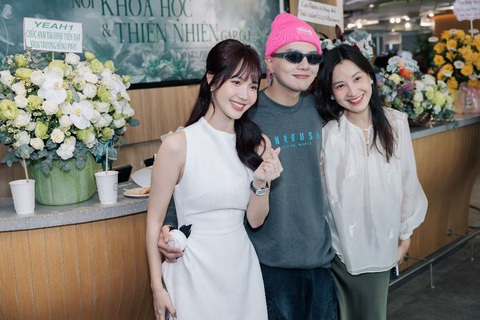 Đinh Tiến Đạt trẻ trung bên vợ xinh, hội ngộ dàn ‘anh trai’, ‘chị đẹp' - Tuổi Trẻ Online