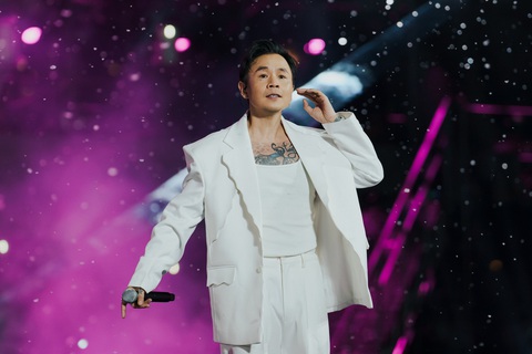 Rapper Binz mặt lấm lem, ngồi hát ở vỉa hè Sài Gòn - Tuổi Trẻ Online