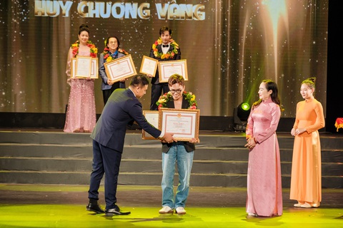 Minh Dự khoe huy chương vàng đầu tiên trong sự nghiệp diễn xuất - Tuổi ...